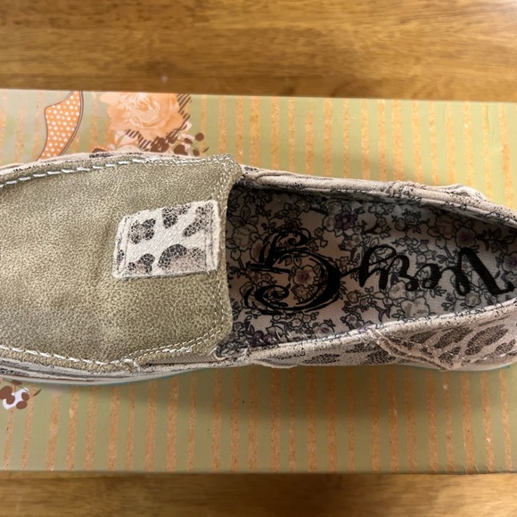 Very G | Shoes | Very G Slip On Shoe | Poshmark